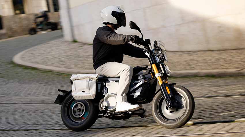 Tout ce qu'il faut savoir sur le BMW CE 02 - BMW Motorrad Groupe GRIM