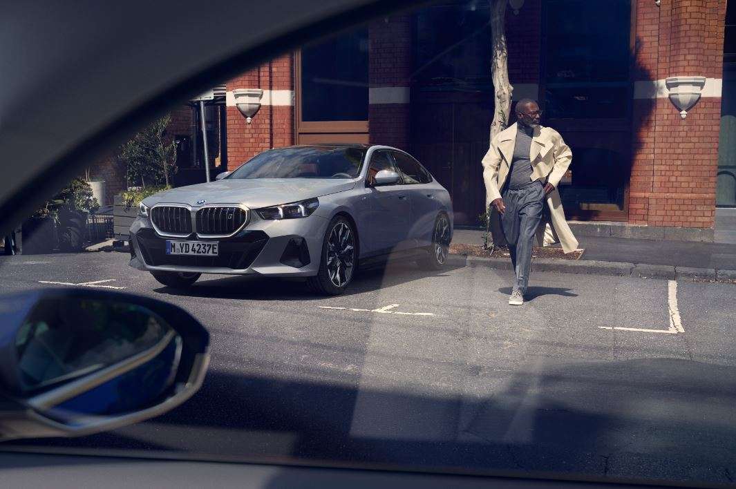 THE NEW i5. La routière de référence 100% électrique - BMW Groupe GRIM