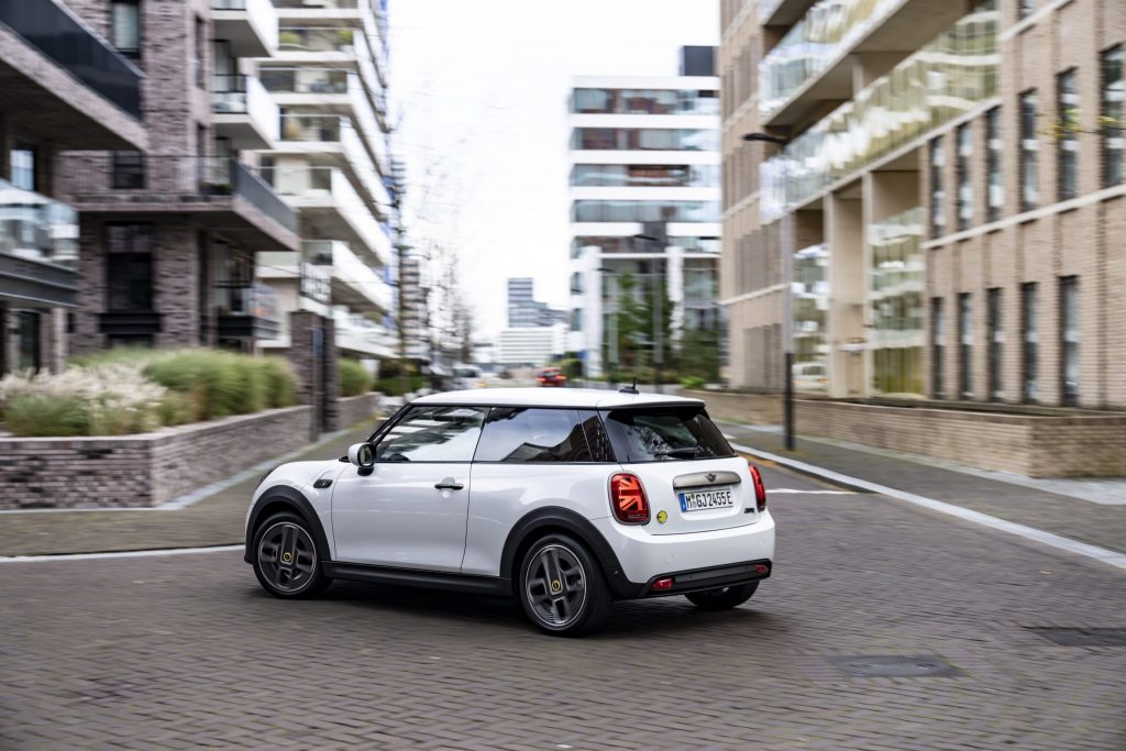 MINI Cooper SE Resolute Edition Nanuq White. L'avenir en blanc polaire.