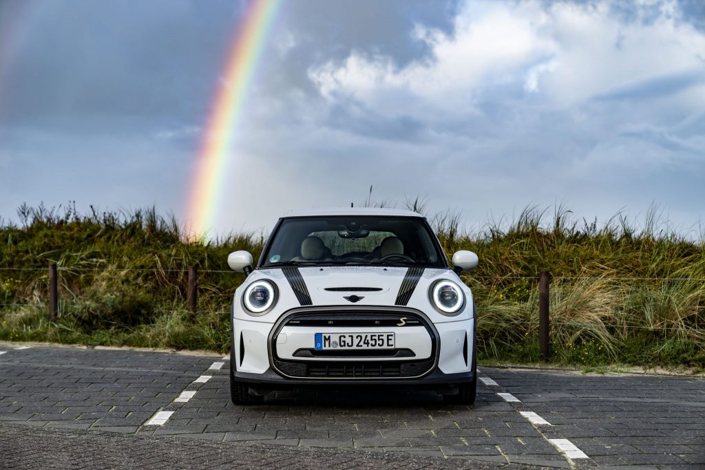 MINI Cooper SE Resolute Edition Nanuq White. L'avenir en blanc polaire.