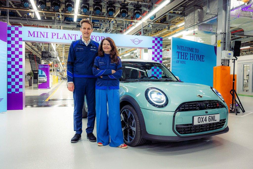 L'usine MINI inaugure la production de la nouvelle MINI.